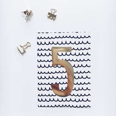 Postkarte „7" - Schreibe deine Nachricht mit Buchstaben-Karten